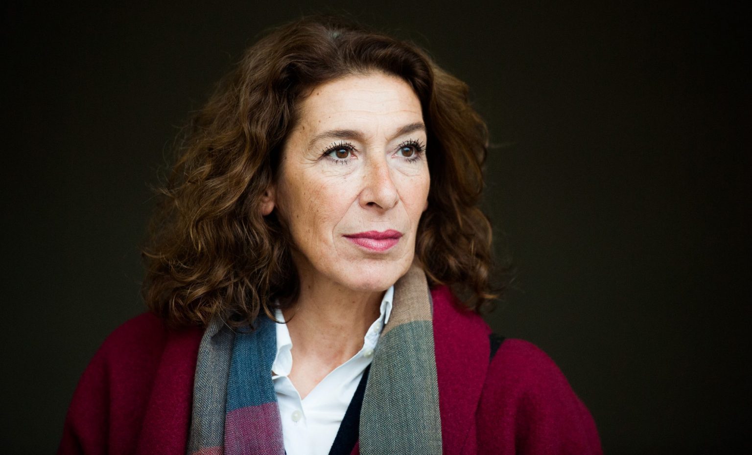 Adele Neuhauser Interview: "Vielen steht das Wasser bis zum Hals!"